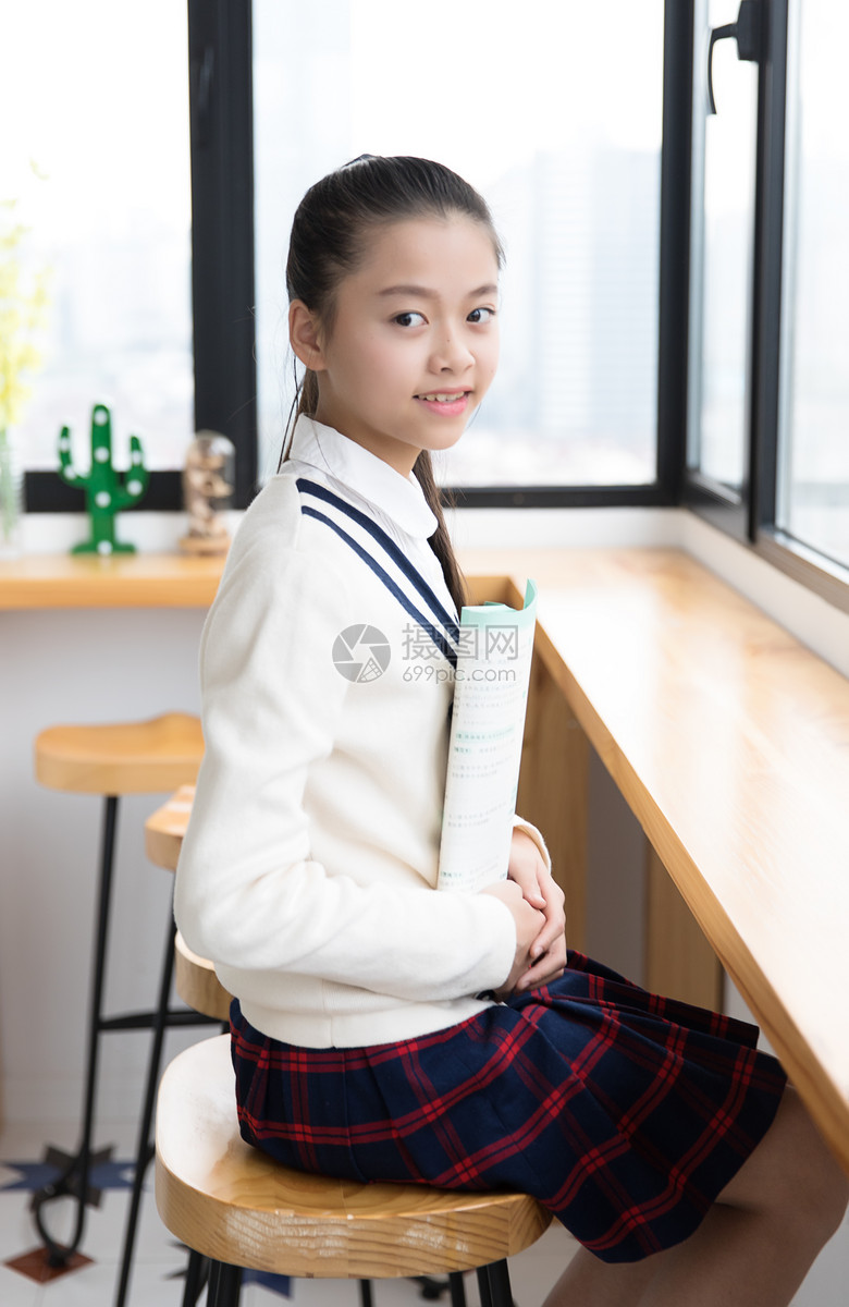 女孩穿裙子坐地上看书蹲在地上小女孩2 伤感说说吧
